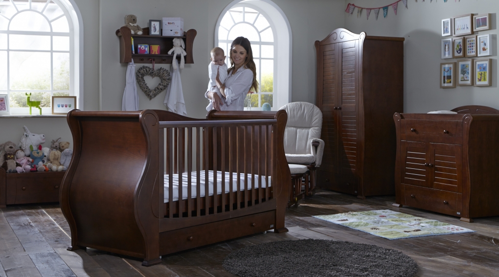 Louis Walnut brocante Ledikant - Ledikanten / Babykamers - Baby Mundo